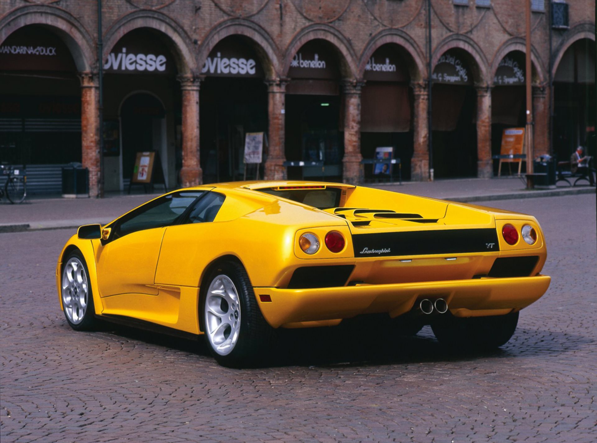 Yellow Lambo - [1920 x 1423]